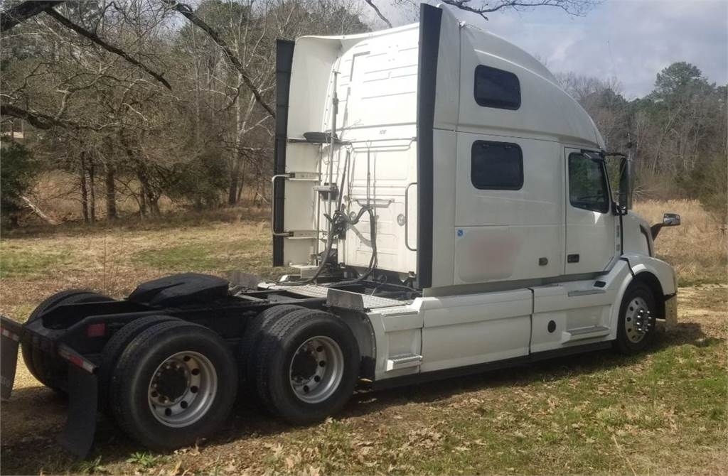 Volvo c900 S/A Sleeper Truck Tractor For Sale | Ritchie List
