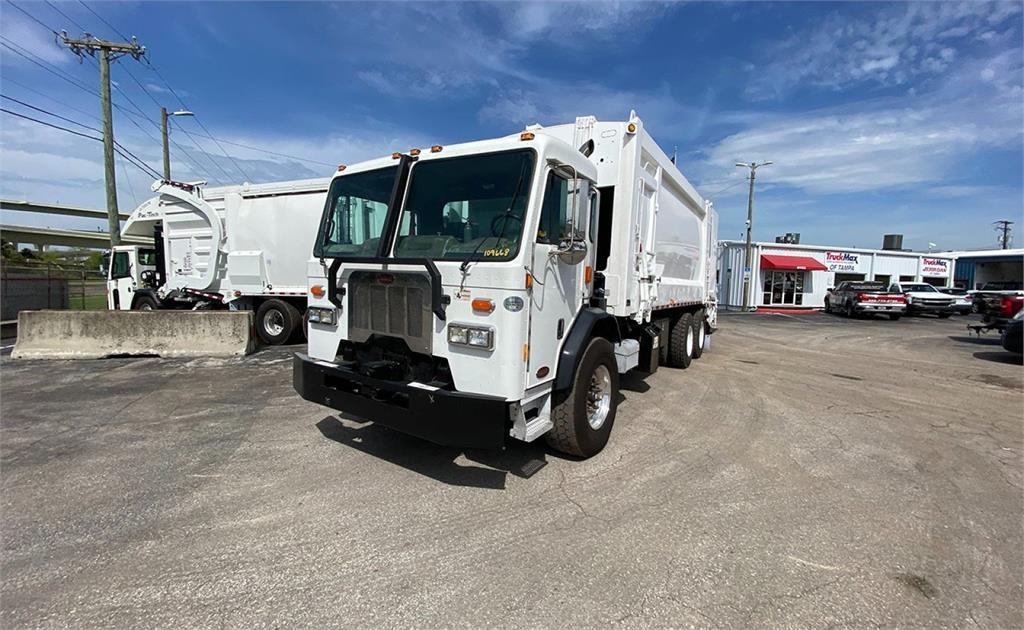 Peterbilt 320