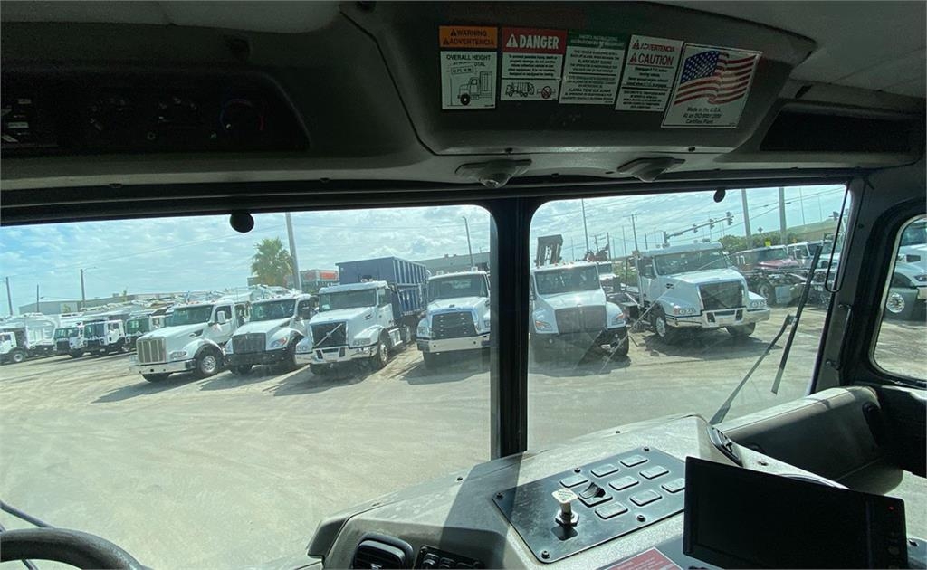 Peterbilt 320
