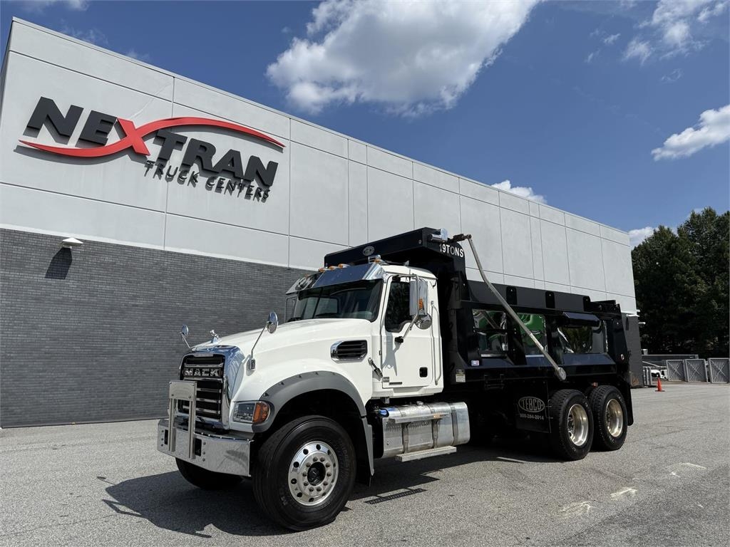 Mack GR64F