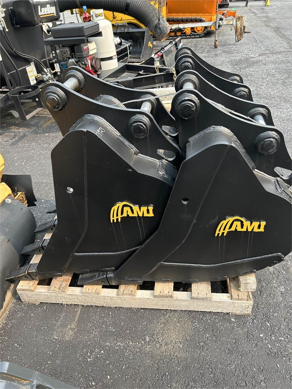 AMI 24 DIGGING BUCKET