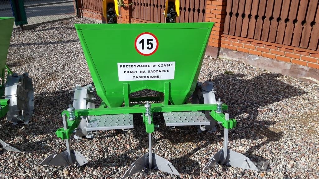 Bomet Two-row potato planter/Planteuses à deux rangs, 2022, 15-587 ...