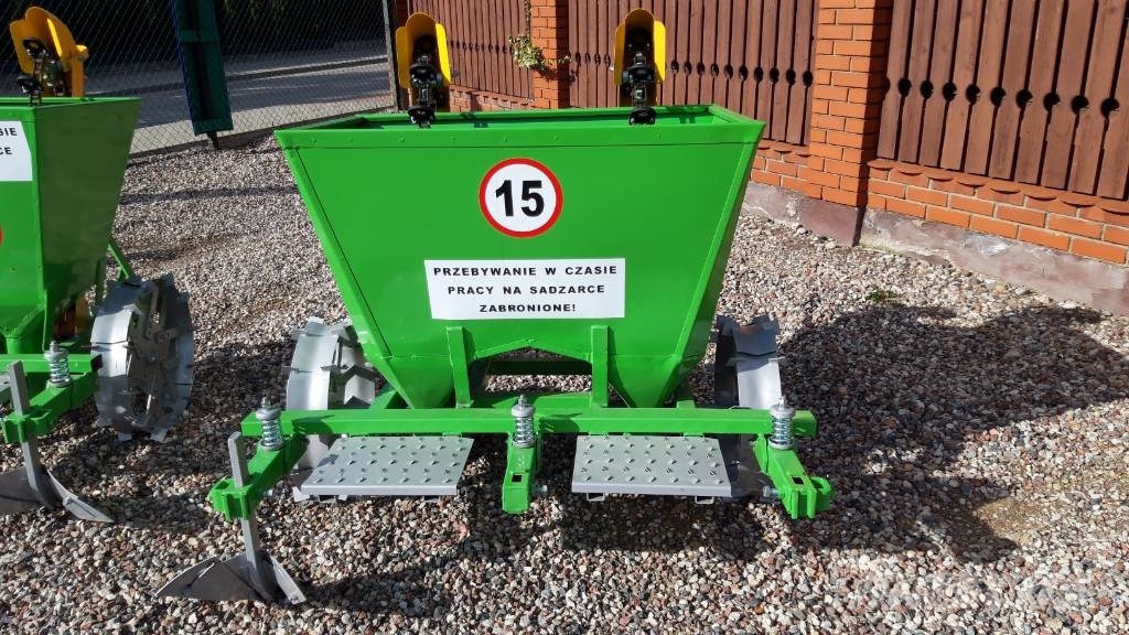 Bomet Two-row potato planter/Planteuses à deux rangs, 2022, 15-587 ...