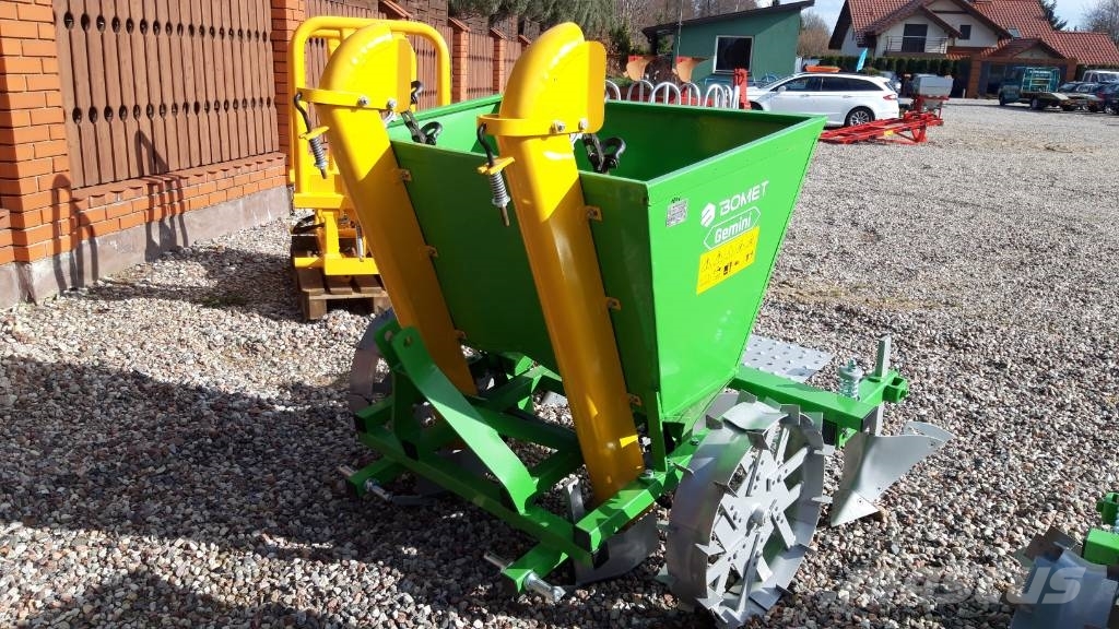 Bomet Two-row potato planter/Planteuses à deux rangs, 2022, 15-587 ...