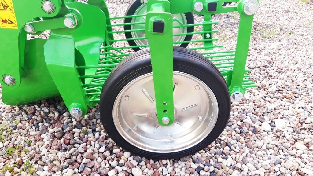 Bomet Vibrating potatoe digger (rear discharge) MINI, 2022, 15-587 ...