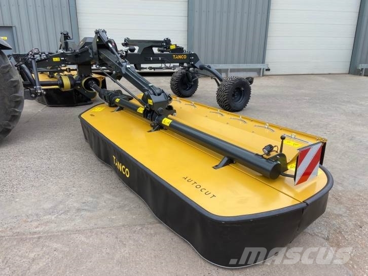 Tanco M10A rear and M3A front Autocut triple mowers, , Reino Unido ...