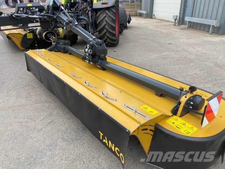 Tanco M10A rear and M3A front Autocut triple mowers, , Reino Unido ...