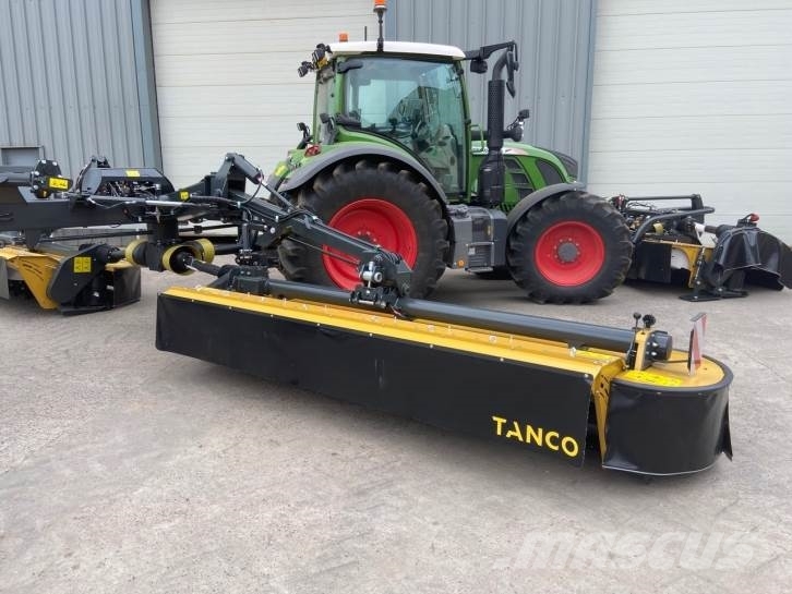 Tanco M10A rear and M3A front Autocut triple mowers, , Reino Unido ...